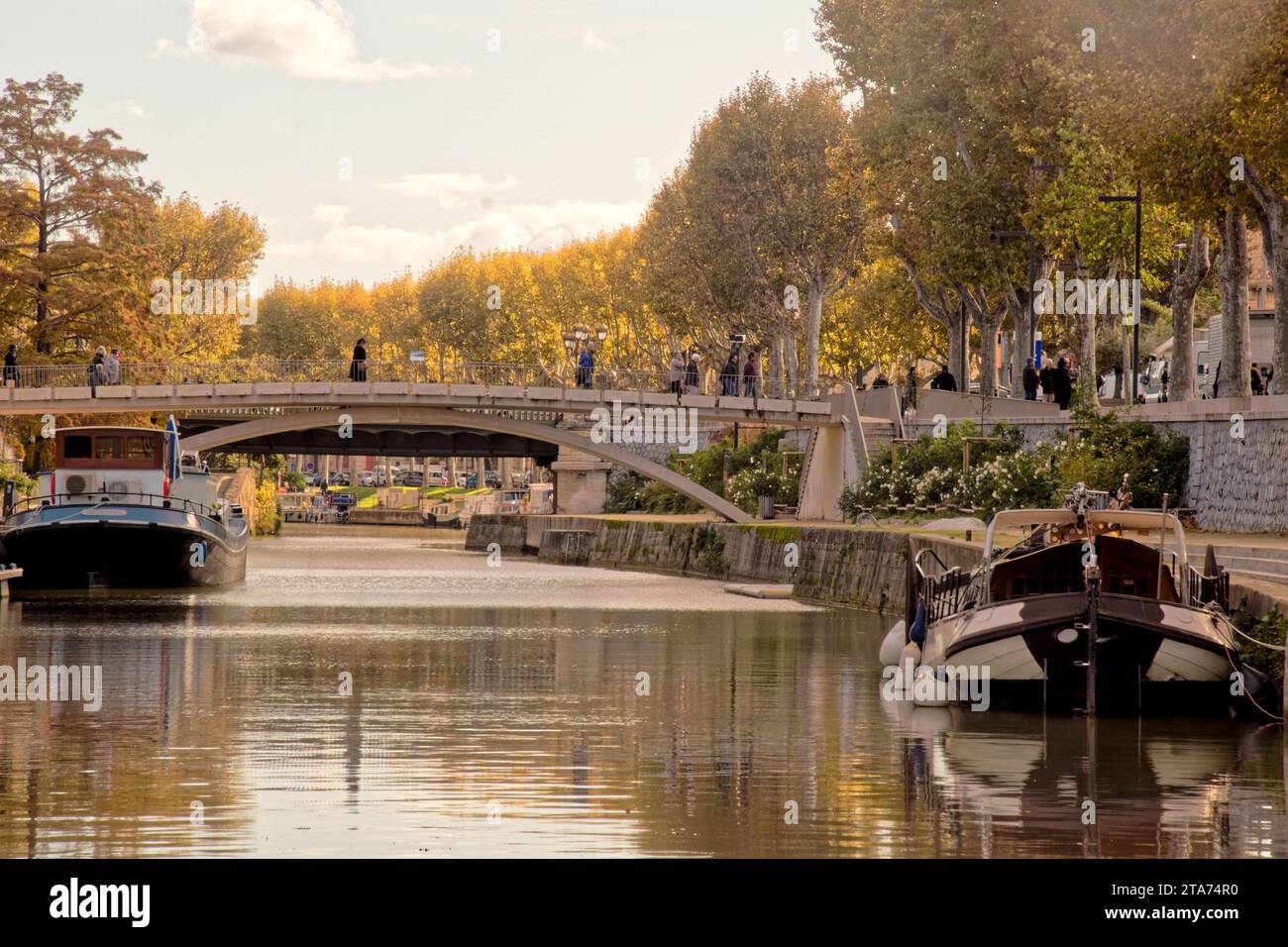 le centre-ville de Narbonne, le canal de la Robine, la cathédrale et le ...