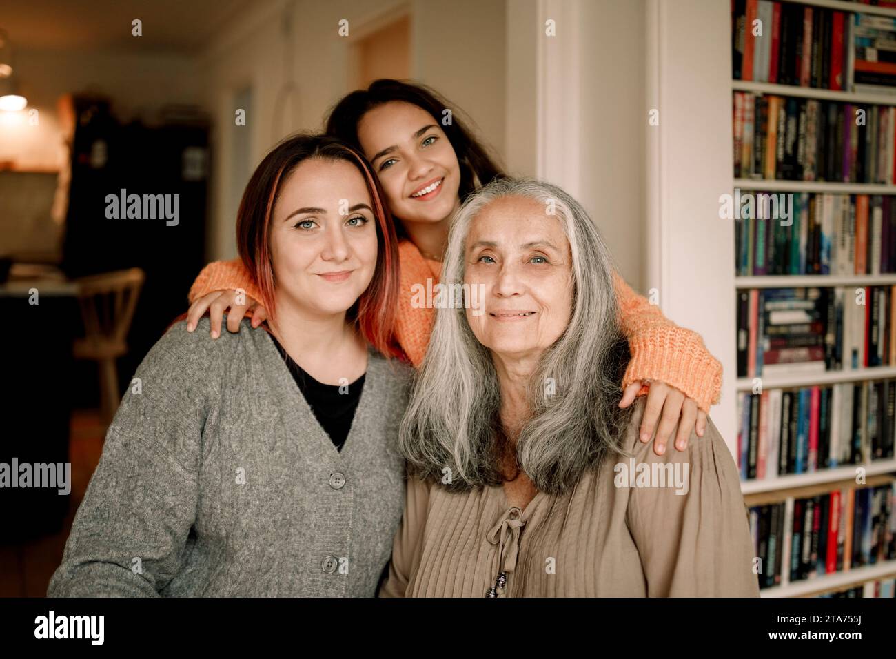 Smiling multi generation family hi-res stock photography and images - Alamy
