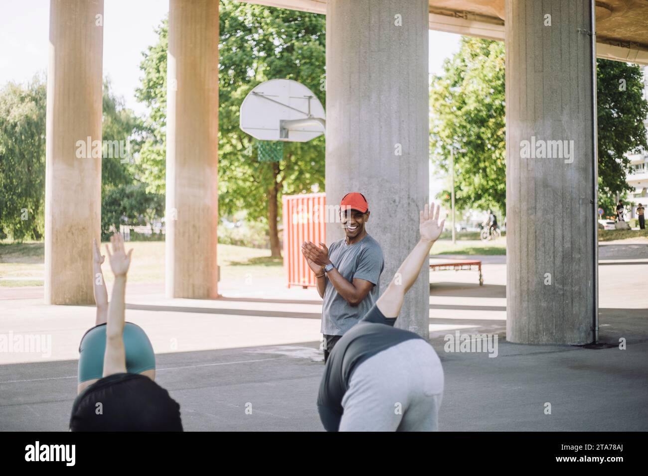 Motivating team hi-res stock photography and images - Alamy