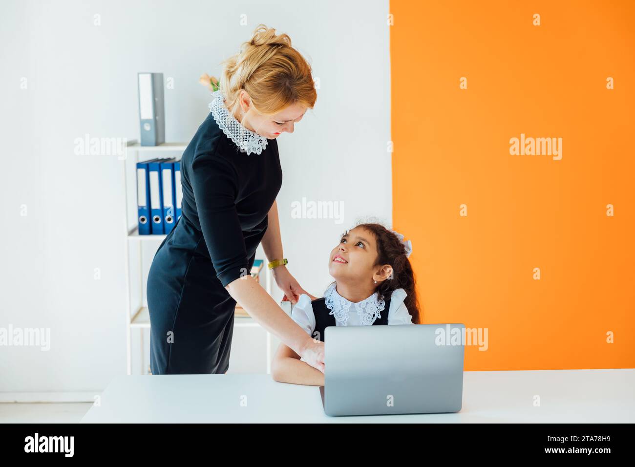 teacher teaching kids to work on computer Stock Photo - Alamy