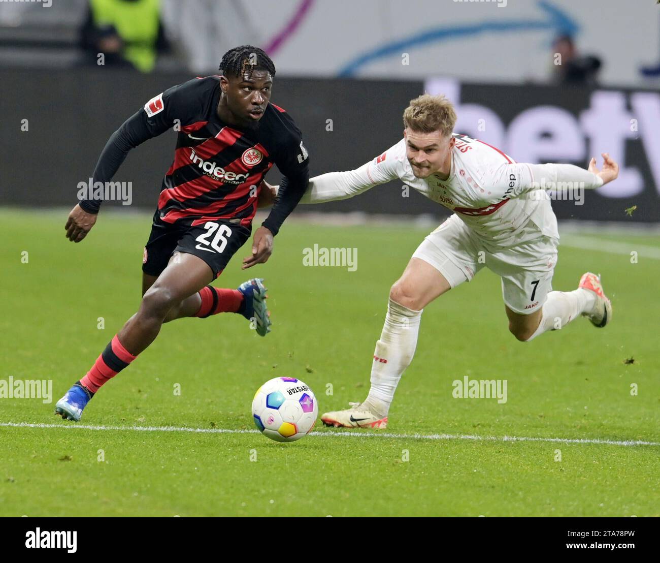 Eric Junior Dina Ebimbe (li) gegen Maximilian Mittelstädt fotografiert ...