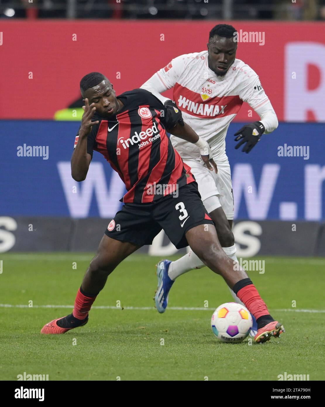Frankfurt, Deutschland. 25th Nov, 2023. William. Pacho. (lvo) gegen ...