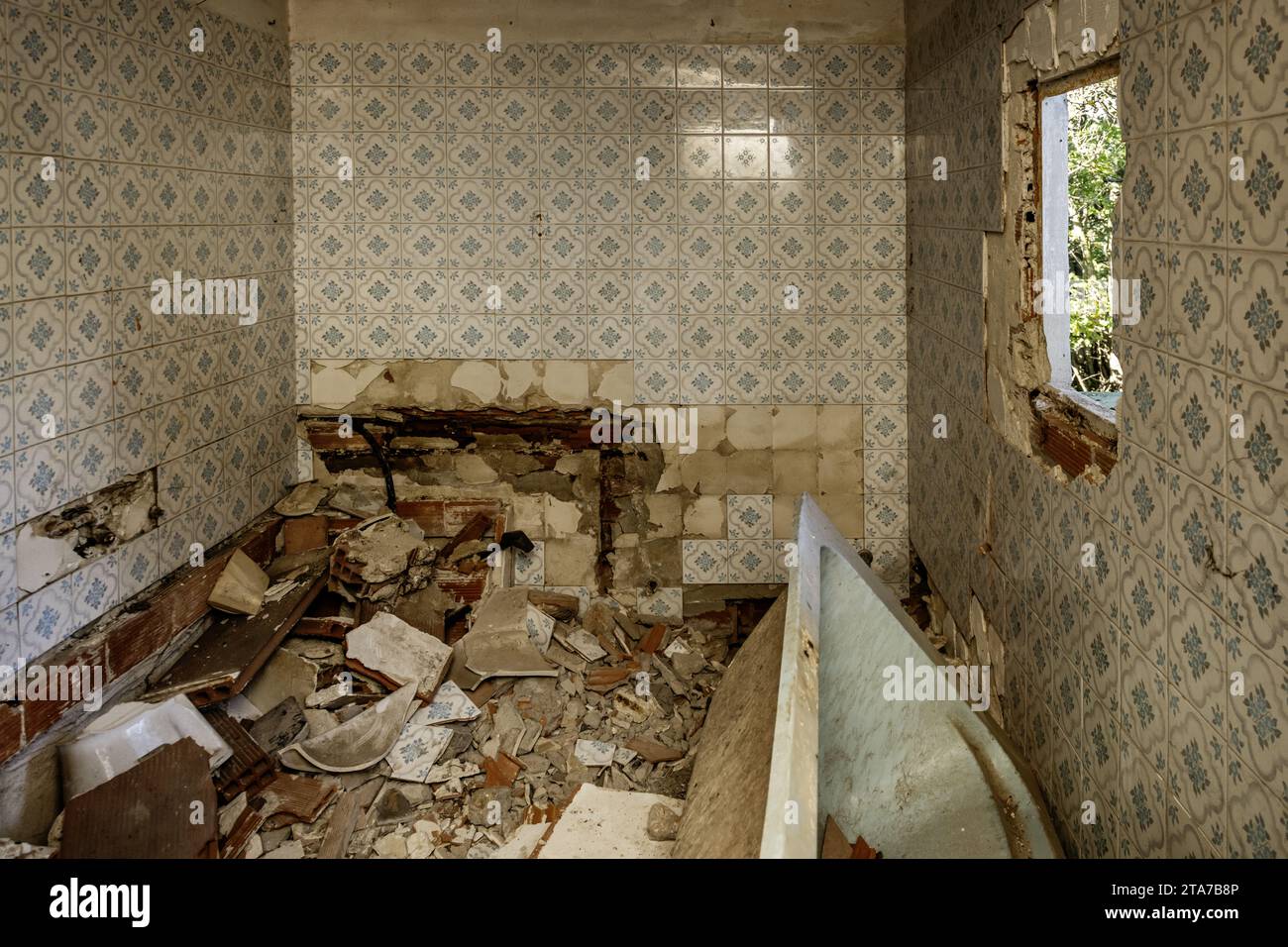 Destroyed corridor hi-res stock photography and images - Alamy