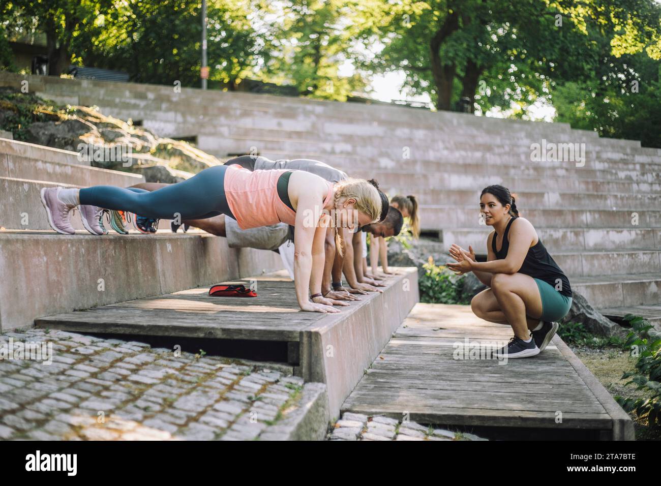 Motivating team hi-res stock photography and images - Alamy