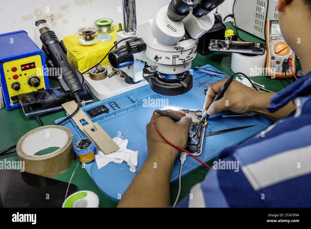 Mobile repair hi-res stock photography and images - Alamy