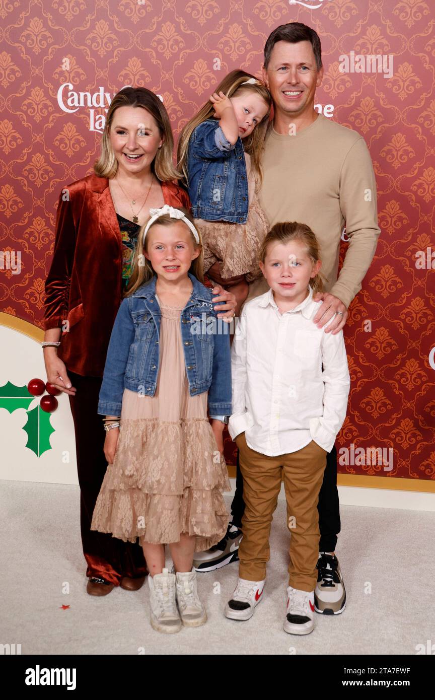 Beverley Mitchell mit Ehemann Michael Cameron und Kindern bei der ...
