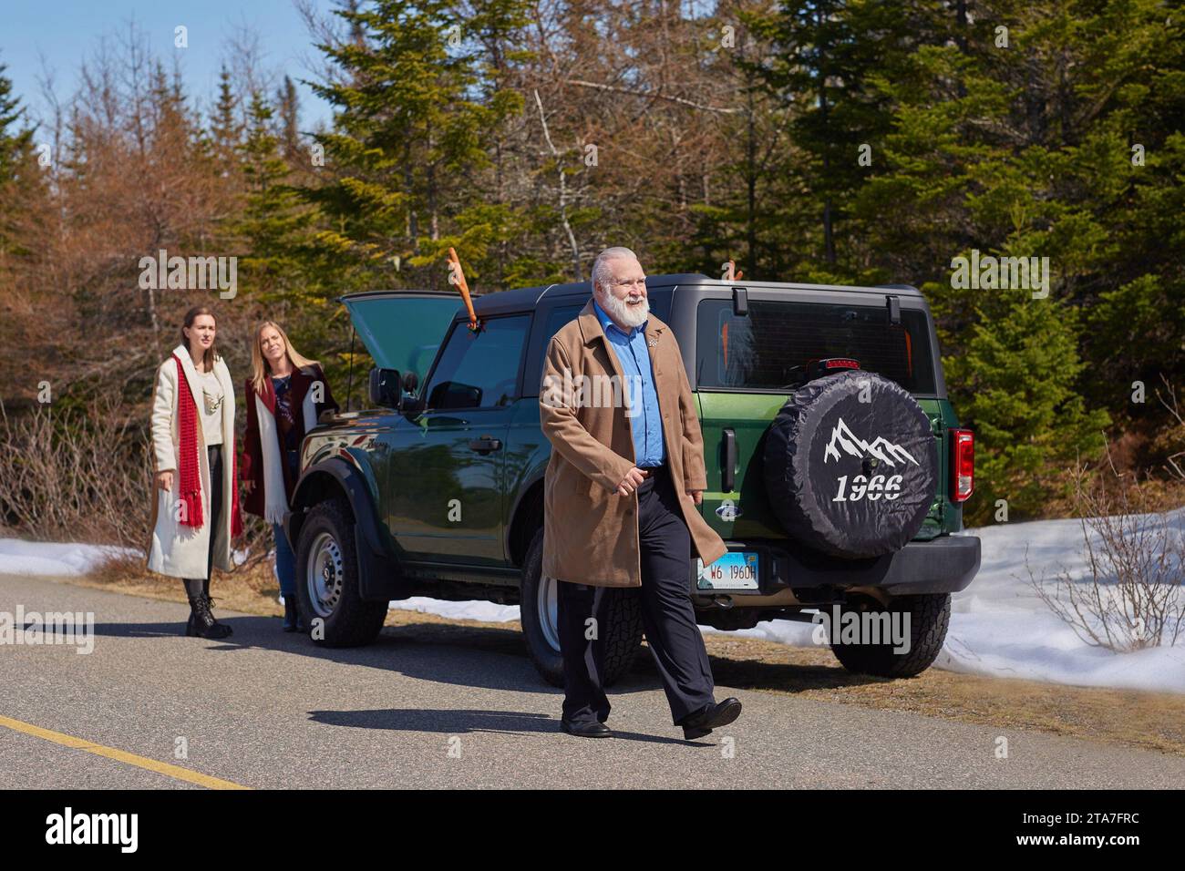 EVERYTHING CHRISTMAS, from left: Katherine Barrell, Cincy Busby, George ...