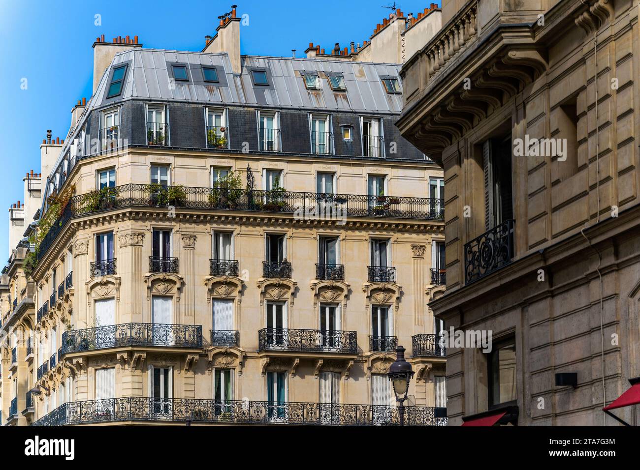 Glimpse of a typical and elegant residential building in Paris city ...