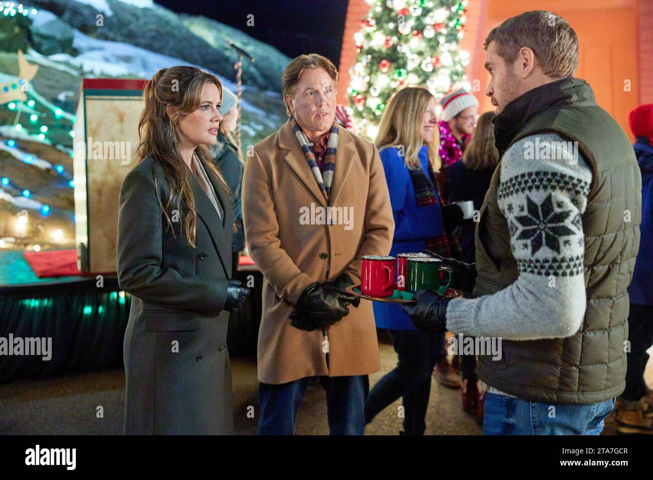 NAVIGATING CHRISTMAS, from left: Chelsea Hobbs, Lochlyn Munro, Stephen ...