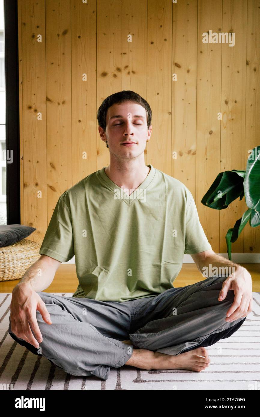 Cross legged hi-res stock photography and images - Alamy