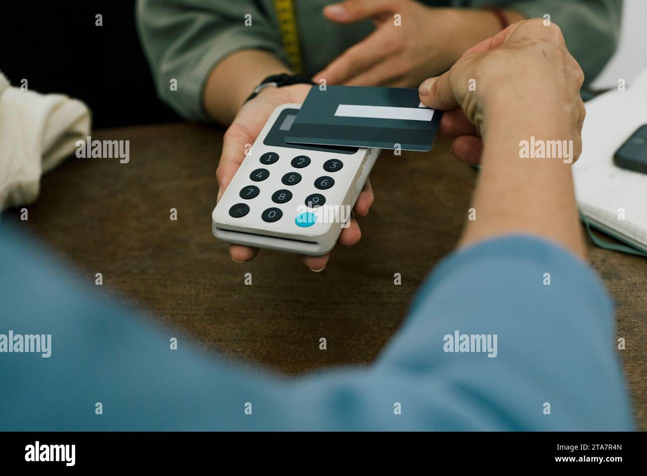 Pay with the credit card hi-res stock photography and images - Alamy