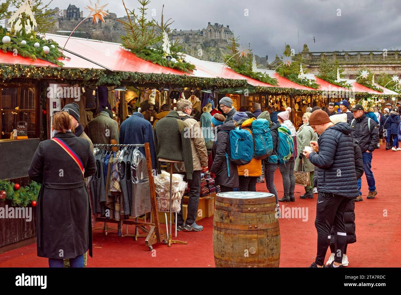 Edinburgh christmas market and castle hi-res stock photography and ...