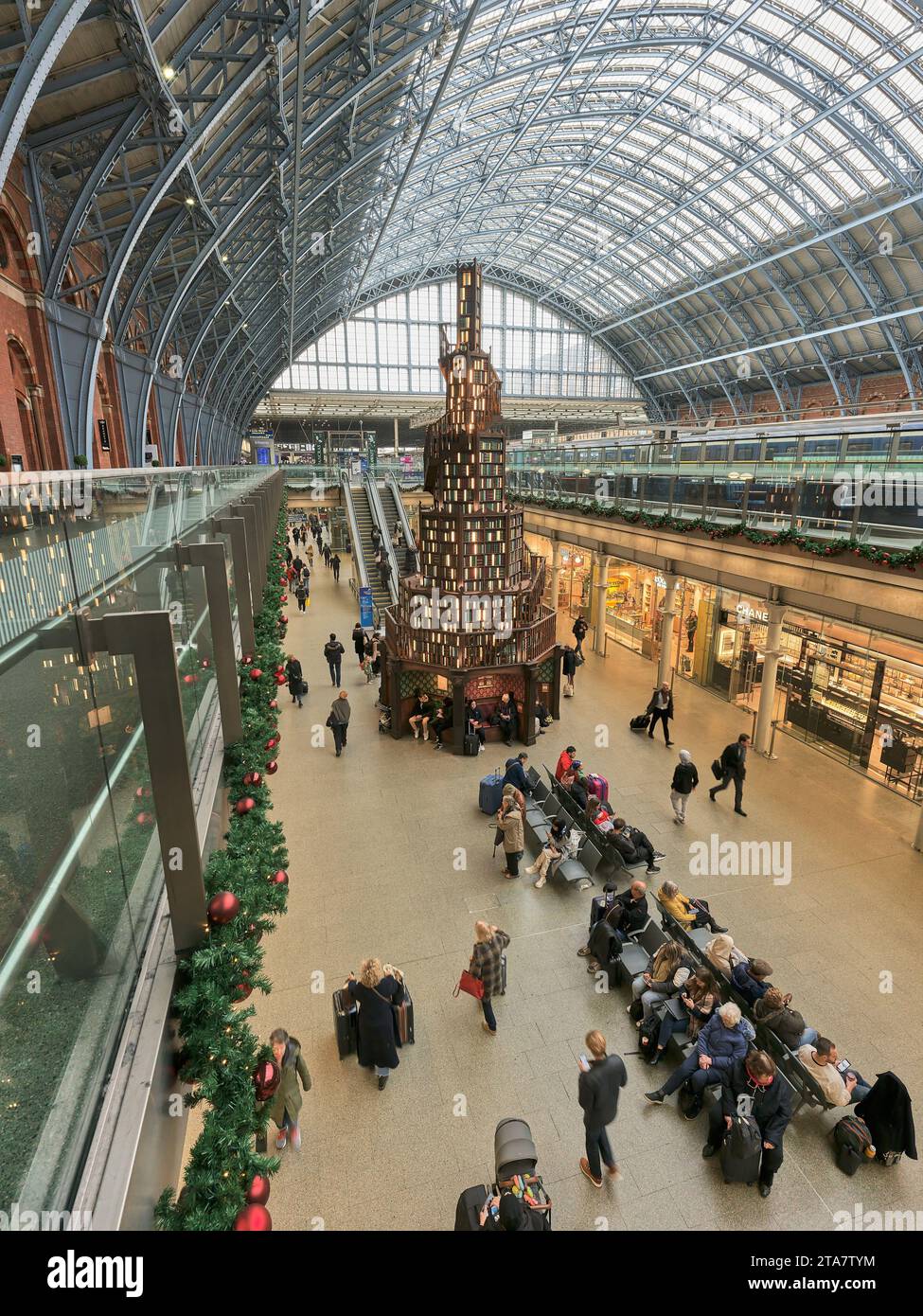 Pasengers on the shopping concourse at St Pancras international railway ...