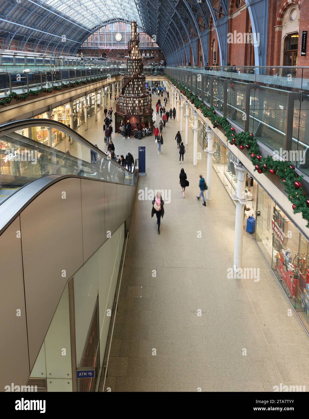 Shops st pancras international railway hi-res stock photography and ...