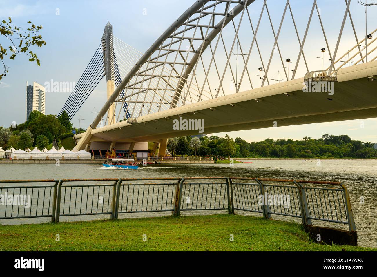 The Seri Saujana Bridge, Putrajaya Lake, Putrajaya, Malaysia Stock ...