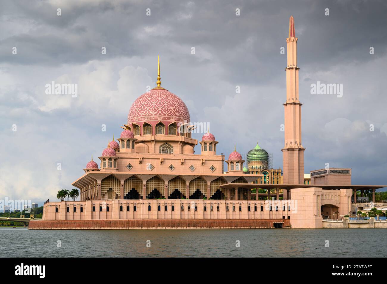 The Putra Mosque at Putrajaya Lake, Putrajaya, Malaysia Stock Photo - Alamy