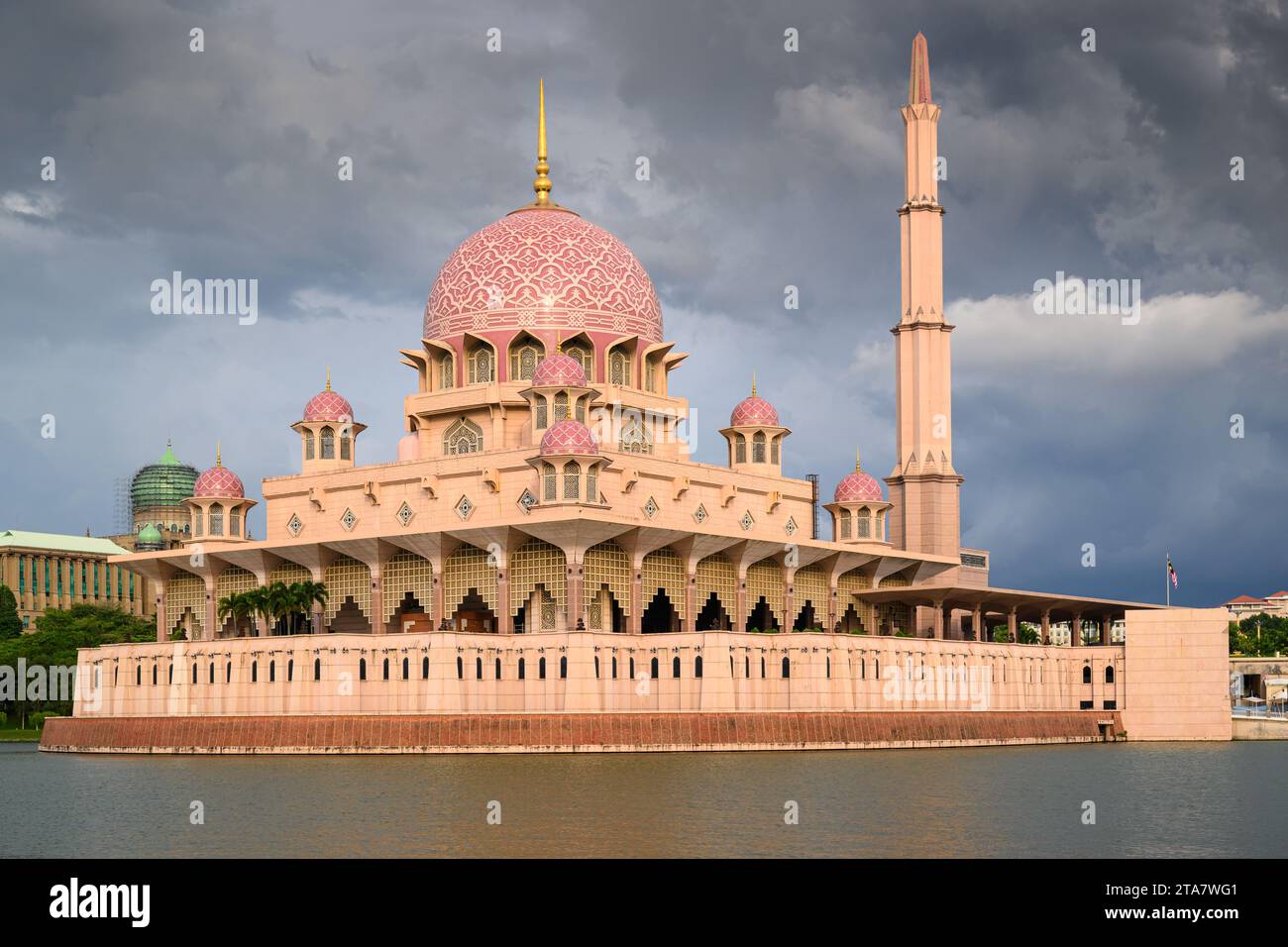 The Putra Mosque at Putrajaya Lake, Putrajaya, Malaysia Stock Photo - Alamy