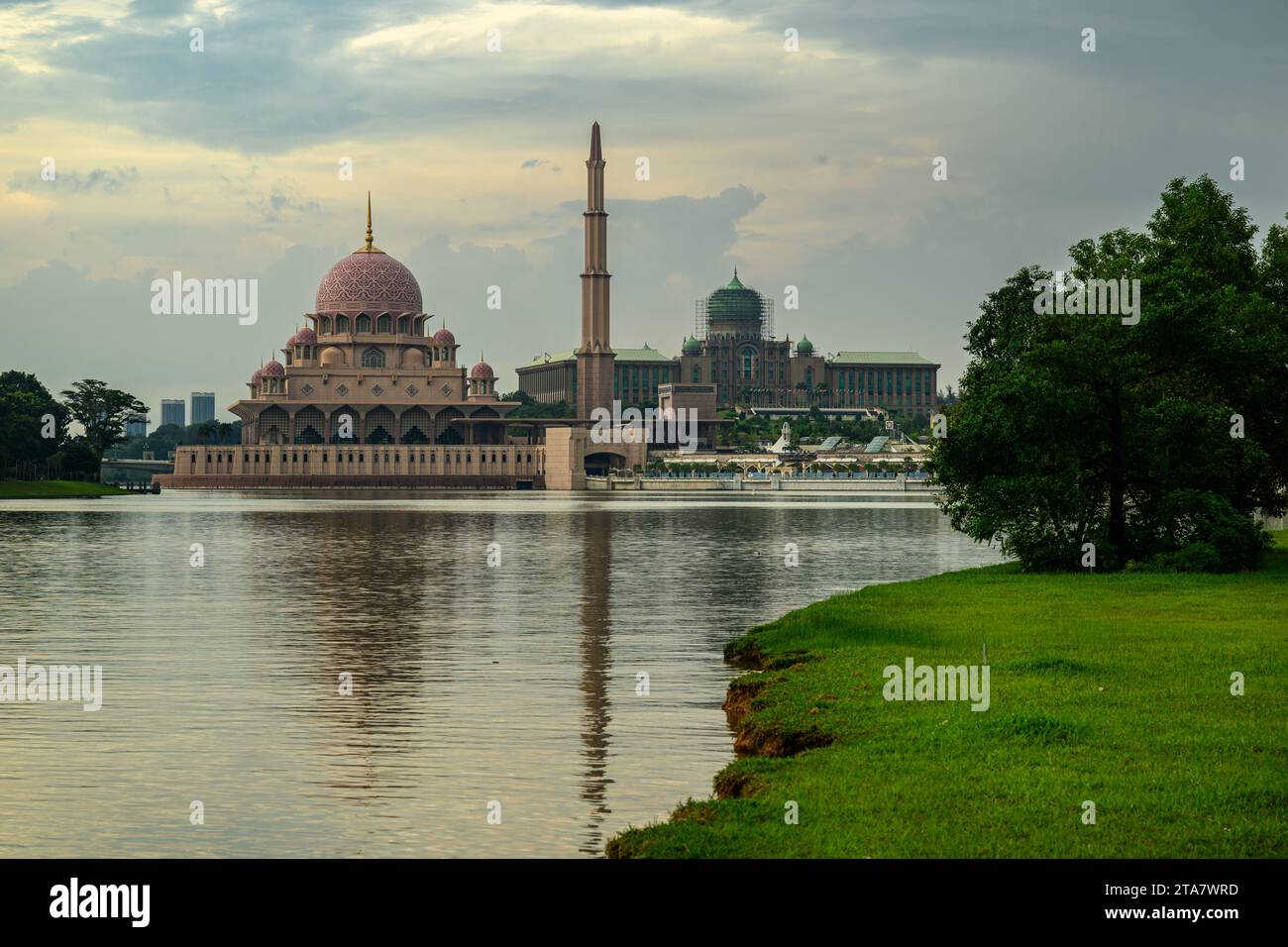 The Putra Mosque at Putrajaya Lake, Putrajaya, Malaysia Stock Photo - Alamy