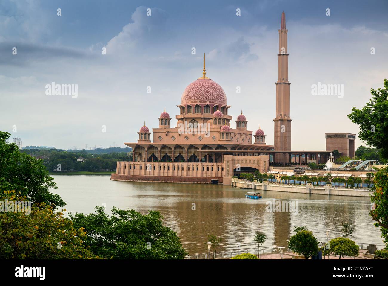 The Putra Mosque at Putrajaya Lake, Putrajaya, Malaysia Stock Photo - Alamy