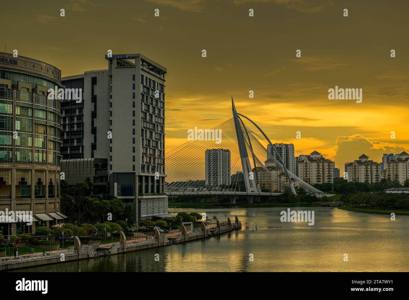 The Seri Wawasan Bridge at sunset, over Putrajaya Lake, Putrajaya ...