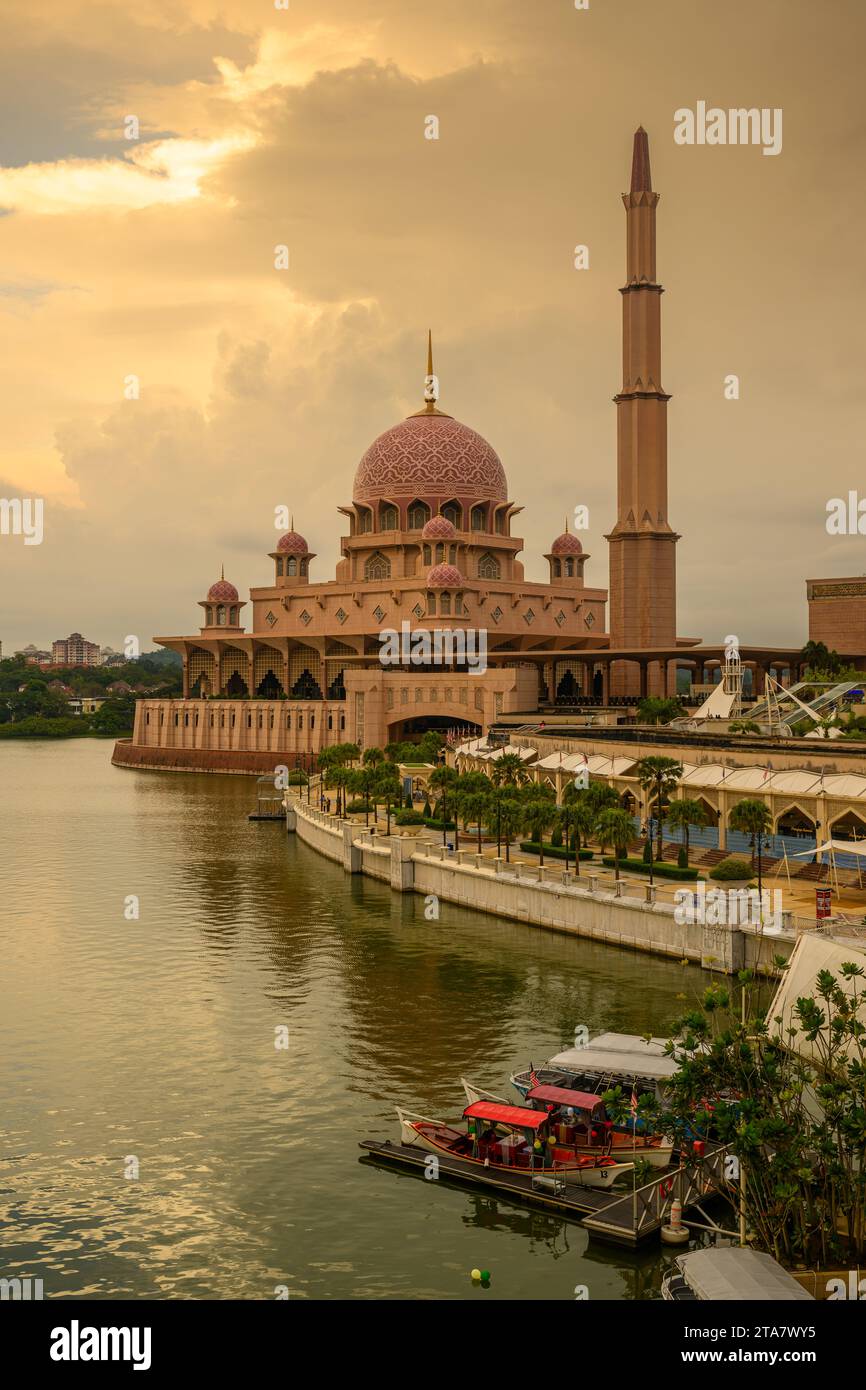 The Putra Mosque at Putrajaya Lake, Putrajaya, Malaysia Stock Photo - Alamy