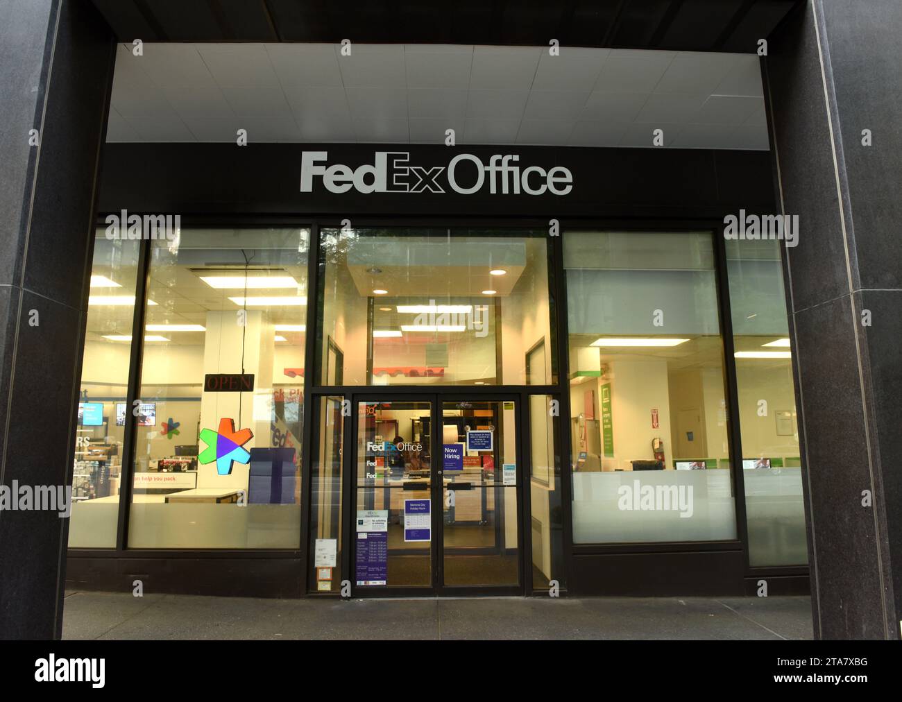 Fedex express logo hi-res stock photography and images - Alamy