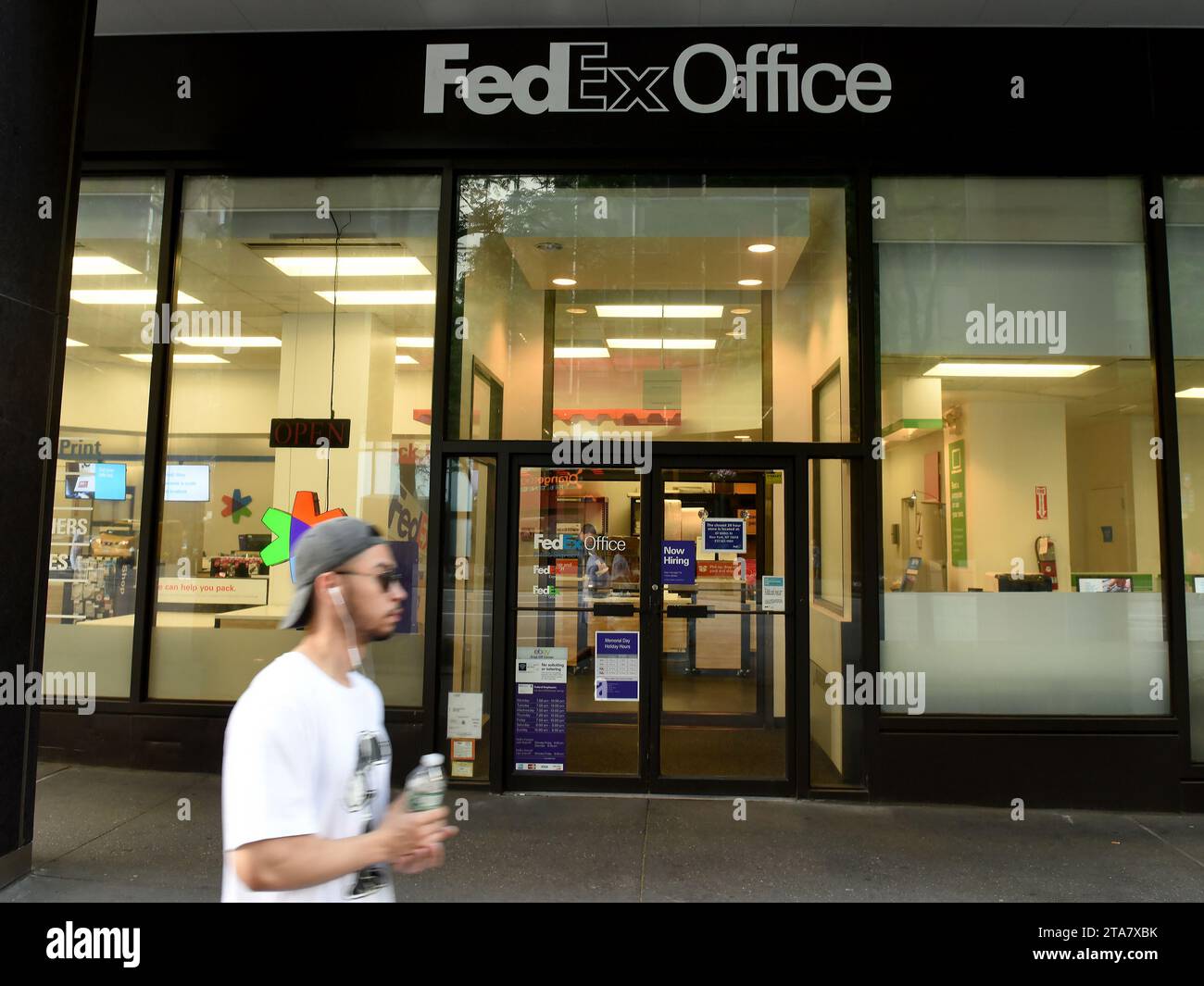 Fedex delivery man hi-res stock photography and images - Alamy