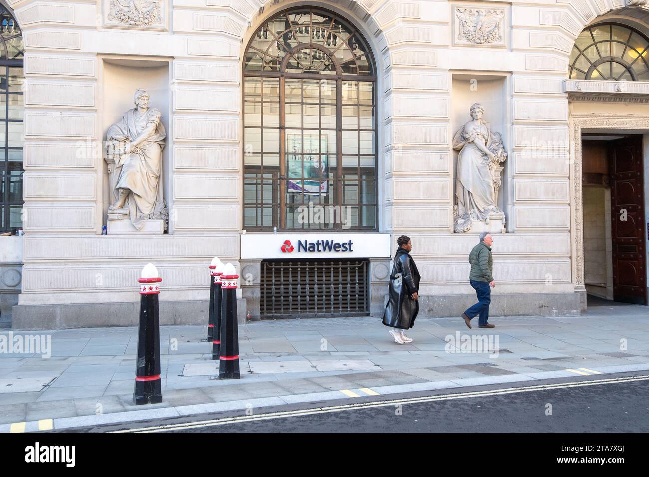London, UK. 28th November, 2023. A NatWest bank branch in Threadneedle ...