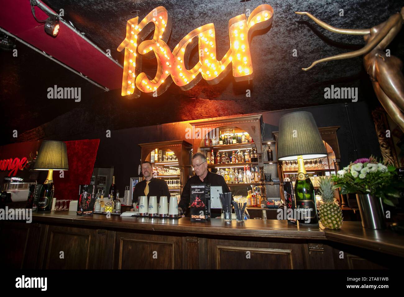 Symbolbild: Gut bestückte Getränke-Bar. *** Symbolic image Well-stocked ...