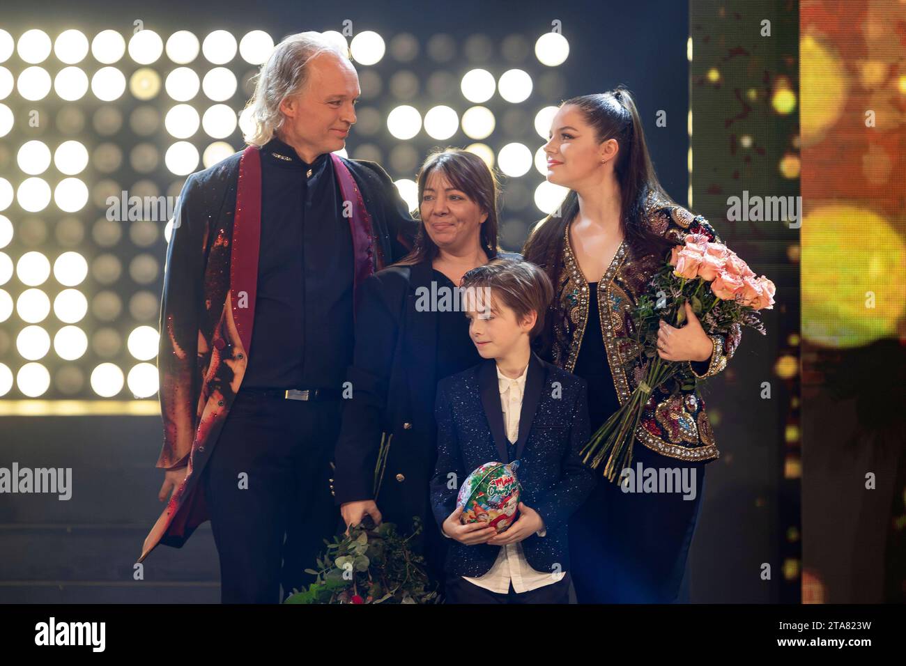 Andre Sarrasani und Edit Slavova mit ihren Kindern Noah und Satin zum ...
