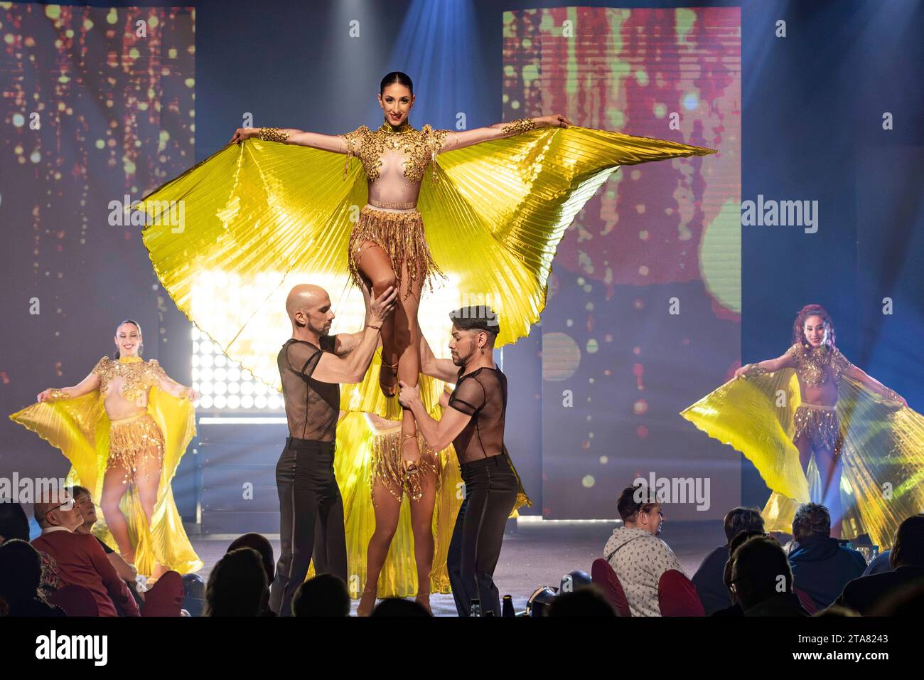 Die Sarrasani Dancers während ihres Auftrittes in der Premiere der ...