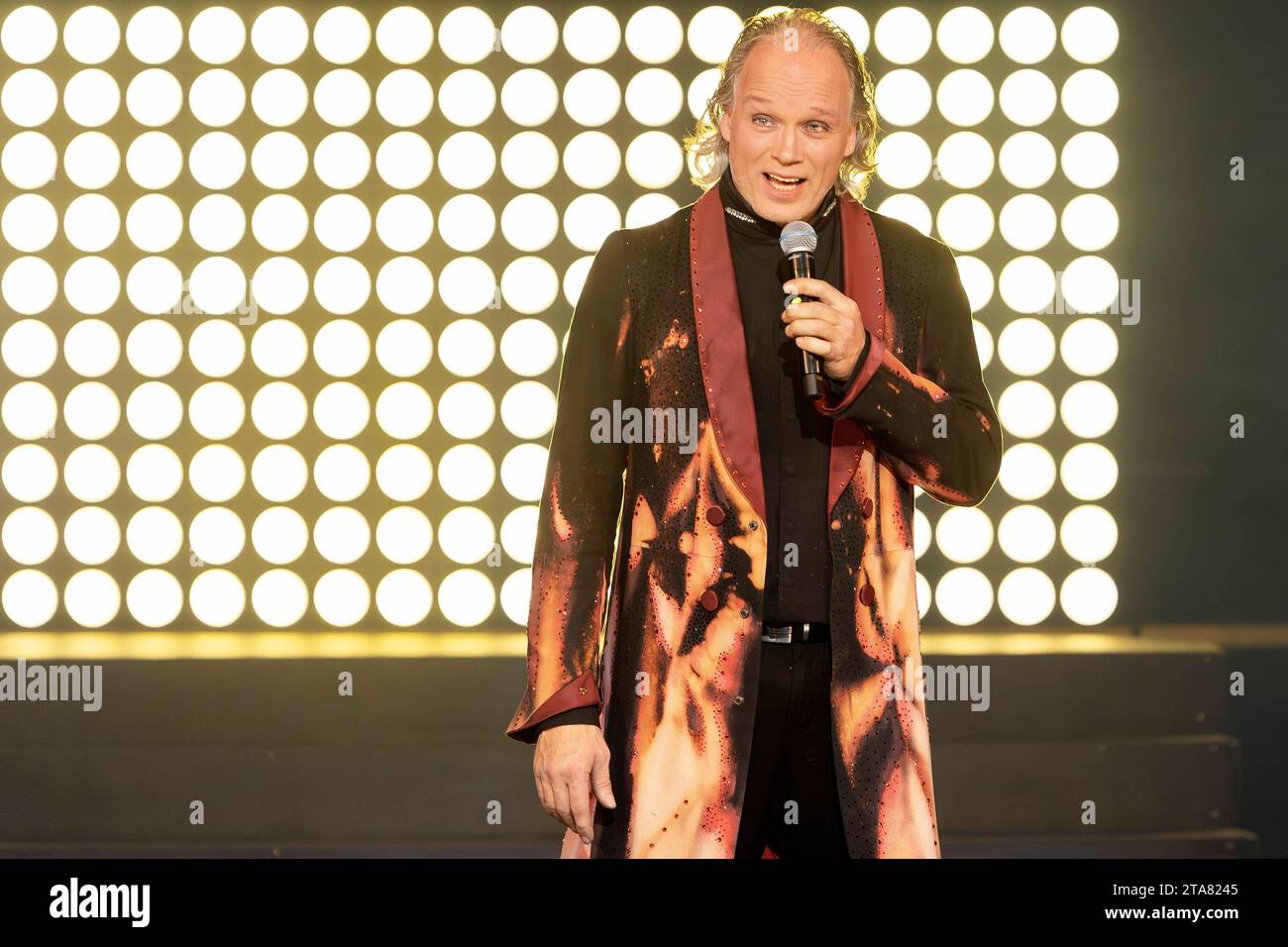 Zirkus-Chef Andre Sarrasani während der Premiere der neuen Sarrasani ...