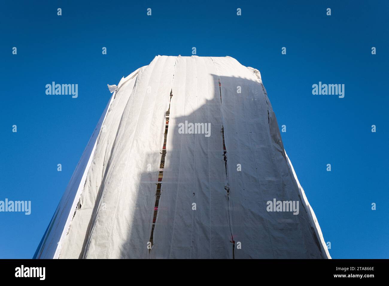 Paris, France. 29th Nov, 2023. A building covered in white tarpaulins ...