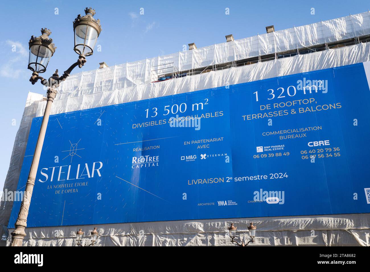 Paris, France. 29th Nov, 2023. A giant panel on a facade under ...