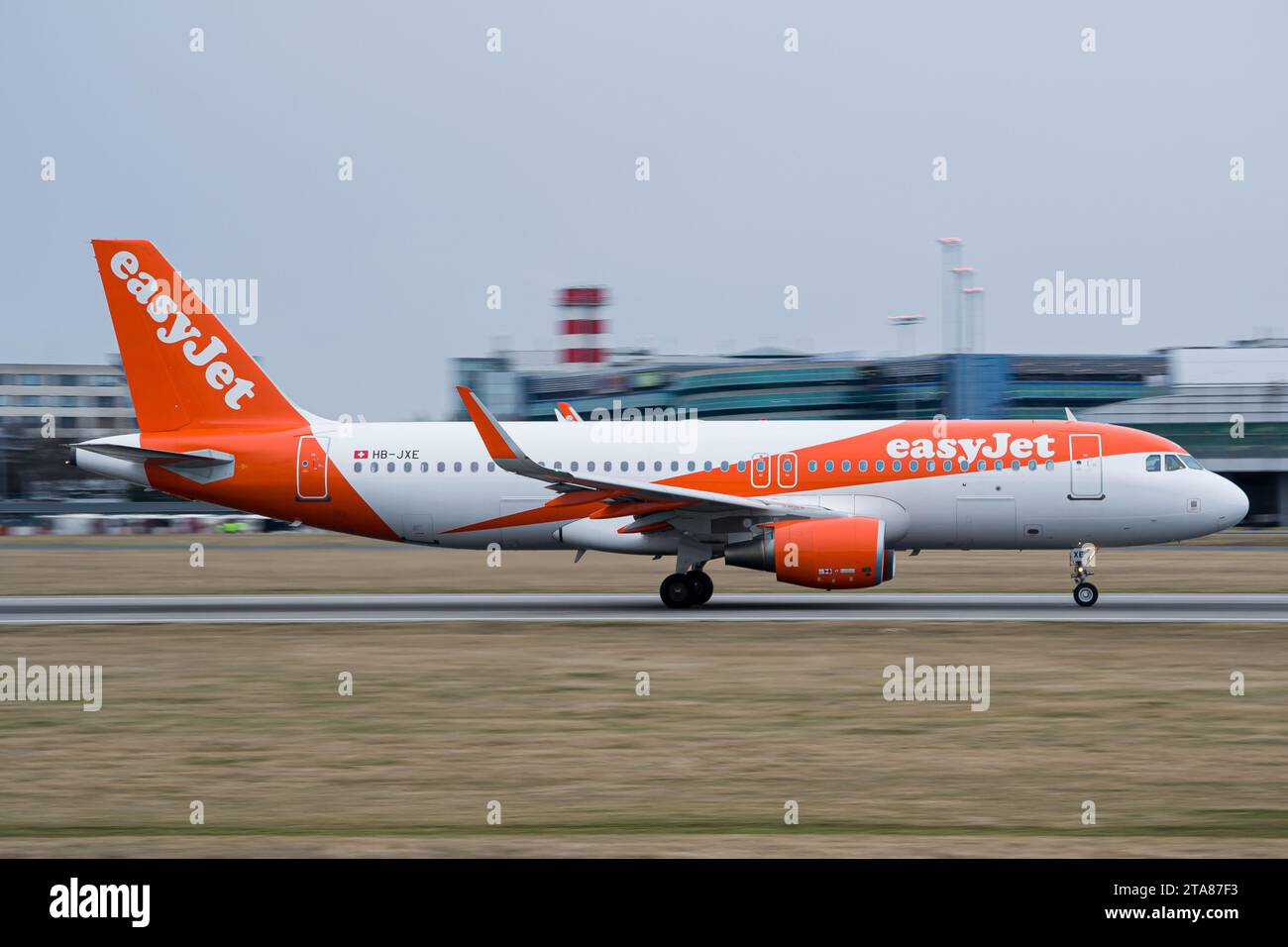 easyJet Airbus A320 taking off from Prague Stock Photo - Alamy