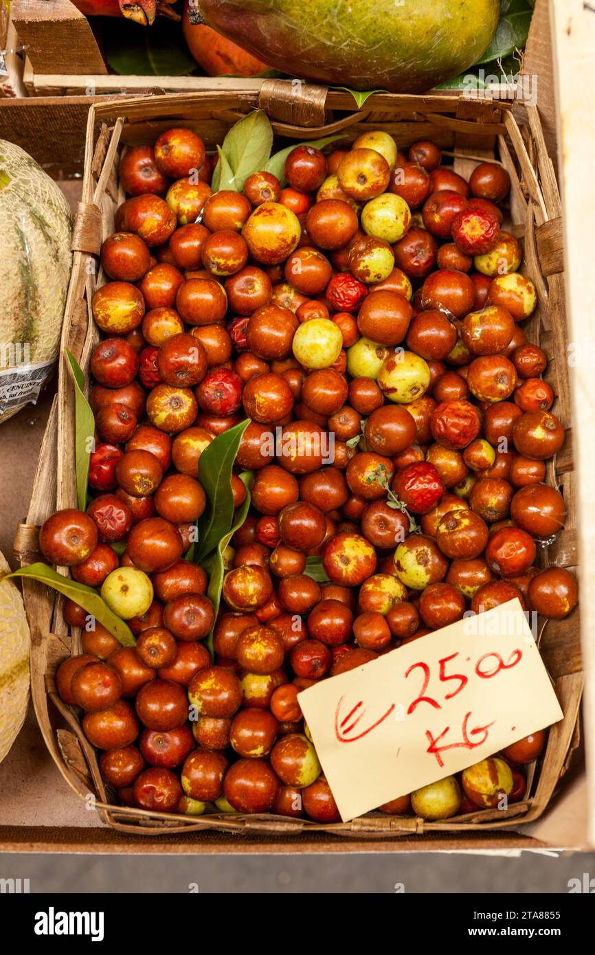 Whole red apples hi-res stock photography and images - Alamy