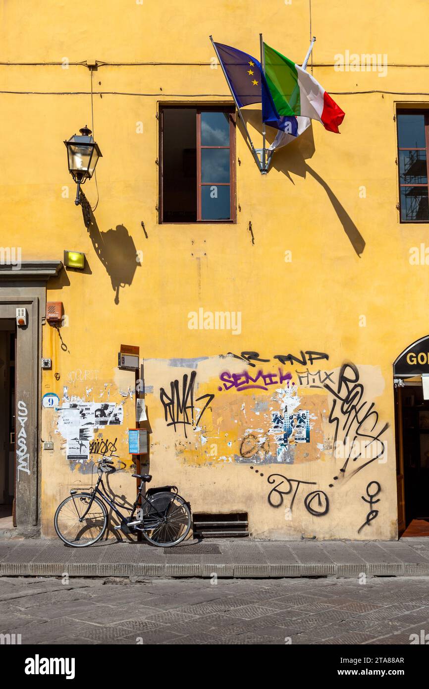 Graffiti wall including people hi-res stock photography and images - Alamy