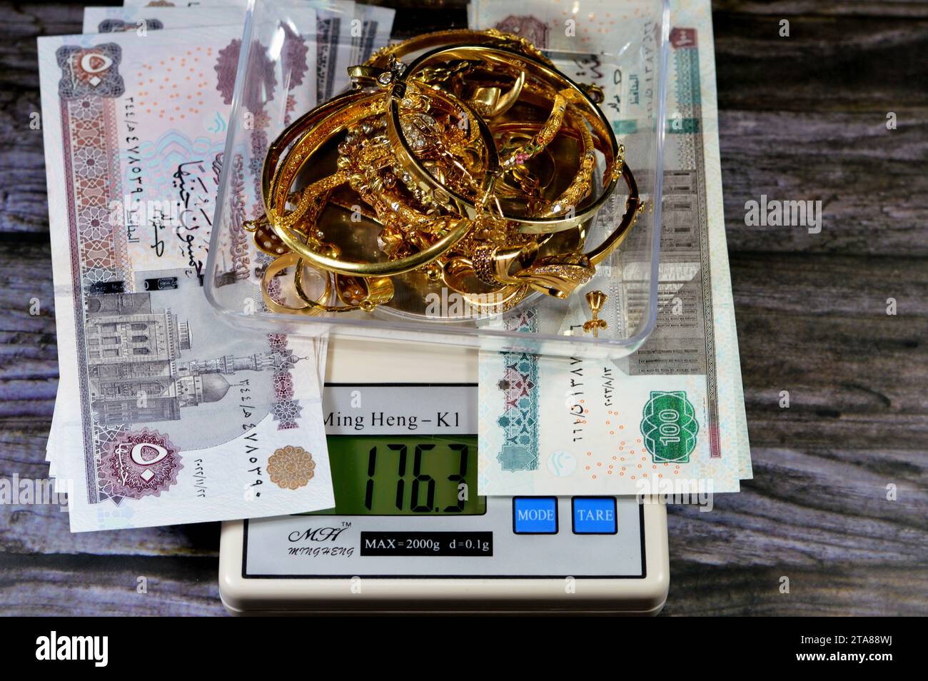 Gold jewelry egyptian chain hi-res stock photography and images - Alamy