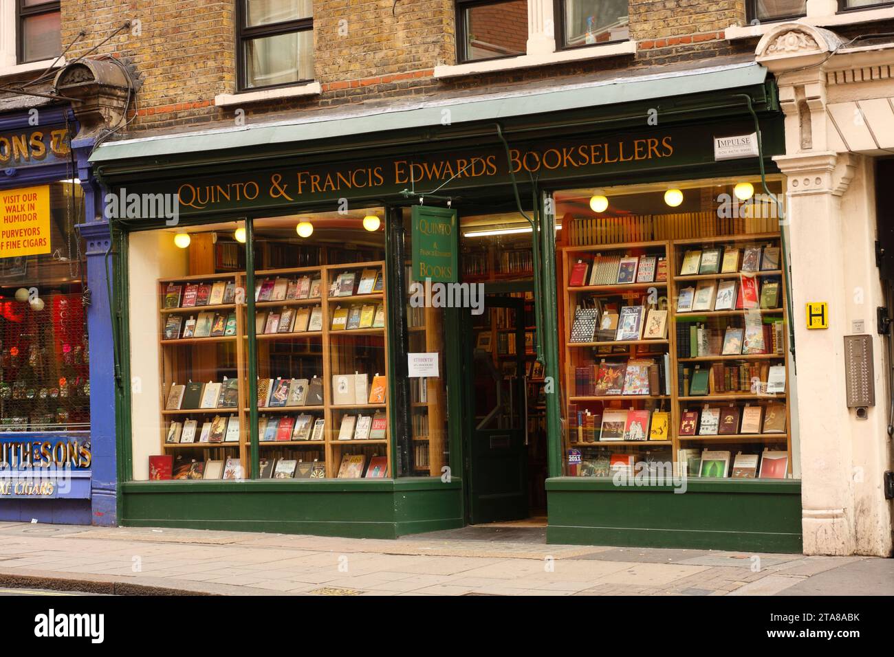 Bookshop window display hi-res stock photography and images - Alamy