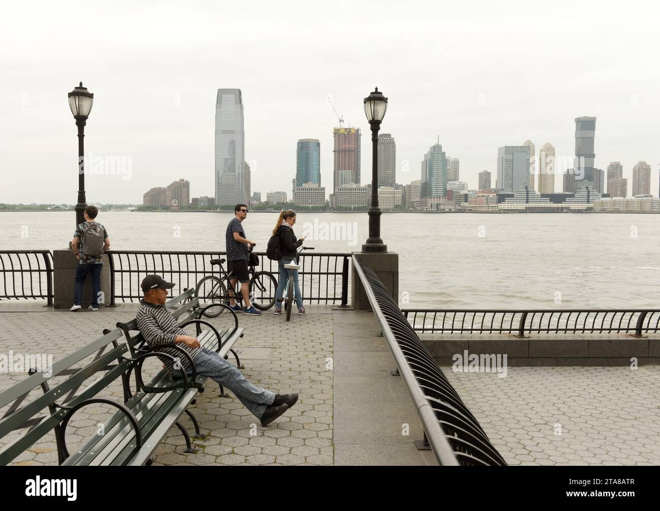 Battery park new york bench hi-res stock photography and images - Alamy