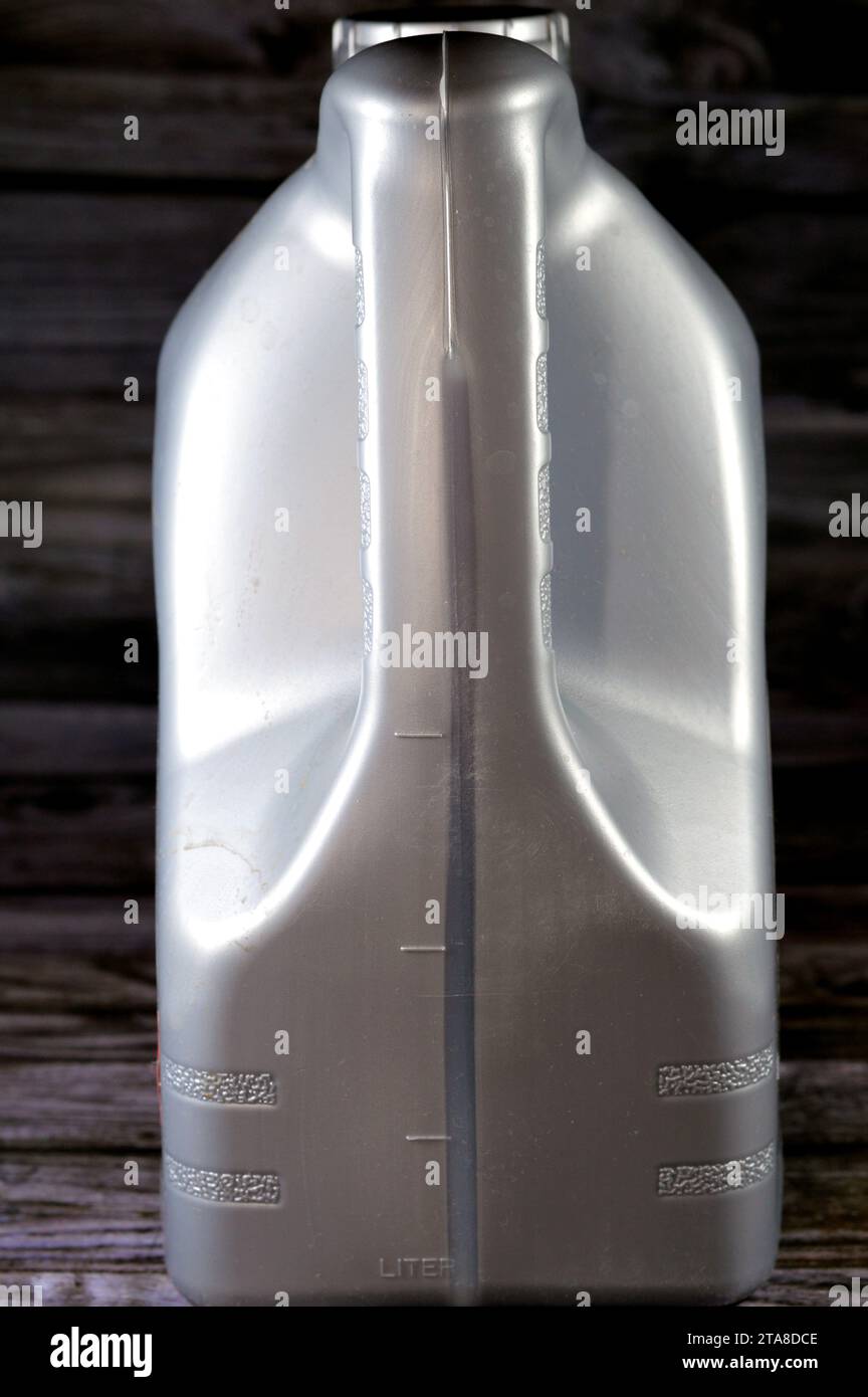 Advanced fully synthetic engine oil for cars used with US, Japanese and ...