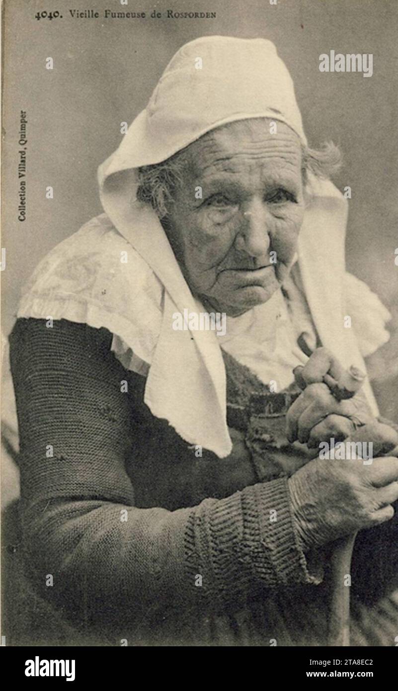 Vieille fumeuse de Rosporden Stock Photo - Alamy