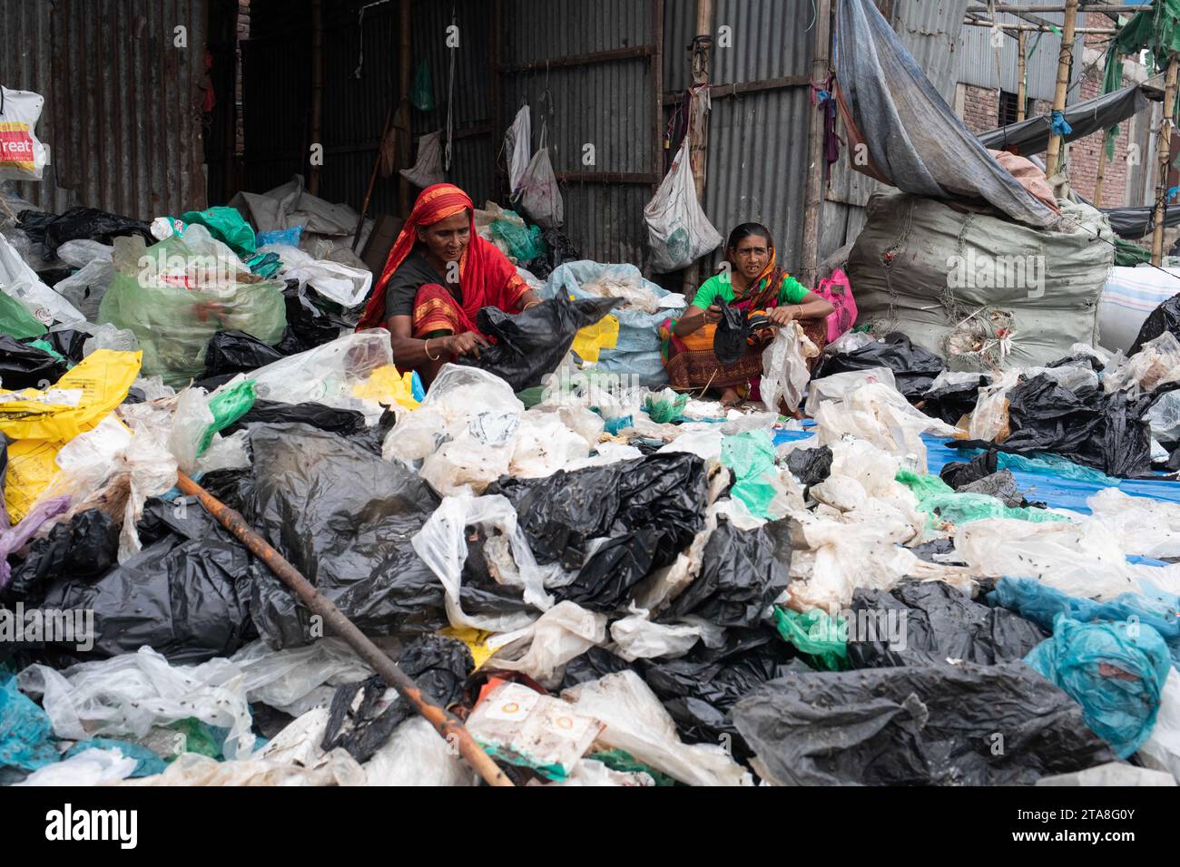 Dhaka, Bangladesh. 29th Nov, 2023. Workers are preparing plastic wastes ...