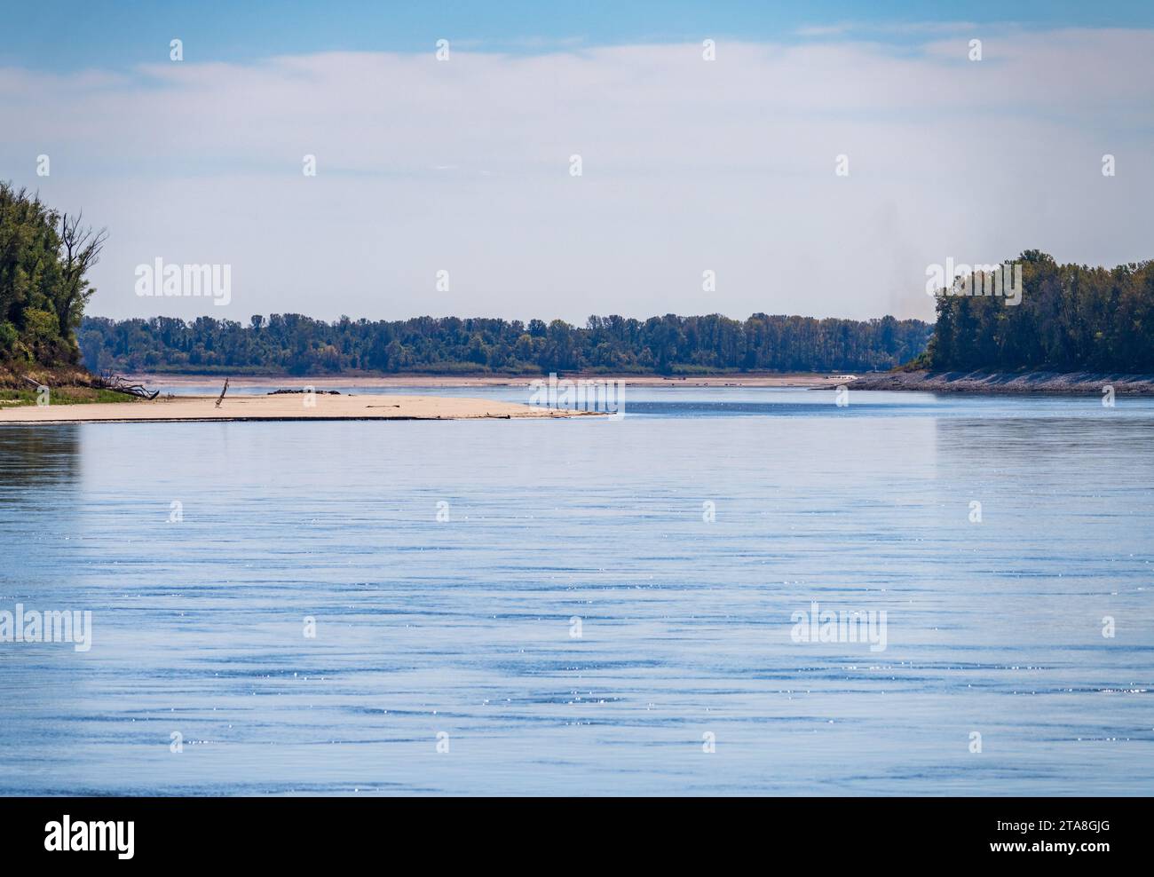 Low water levels in the lower Mississippi river expose sand bars and ...
