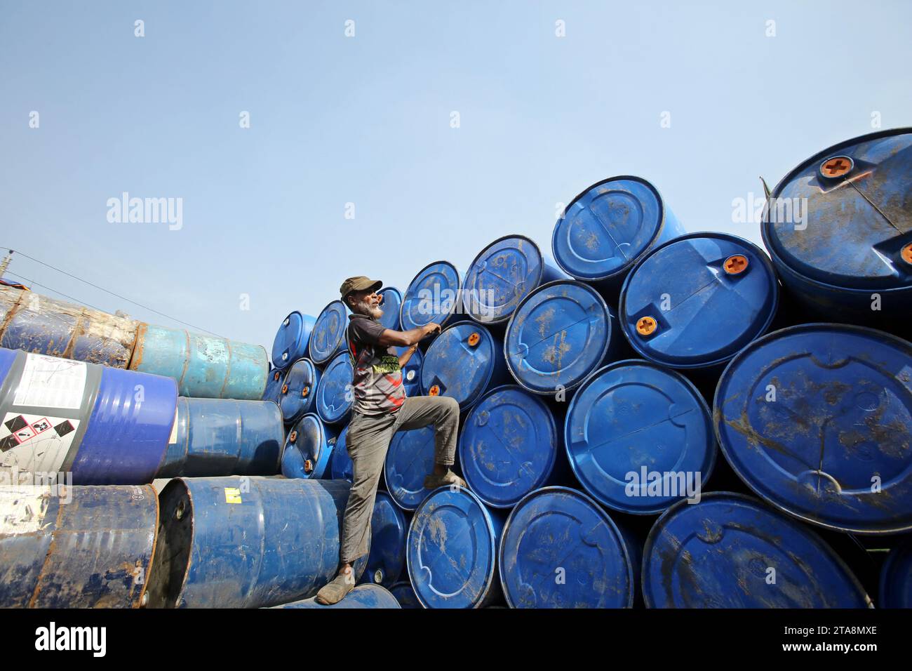 Dhaka, Bangladesh. 29th Nov, 2023. A top view of stack empty oil drums ...