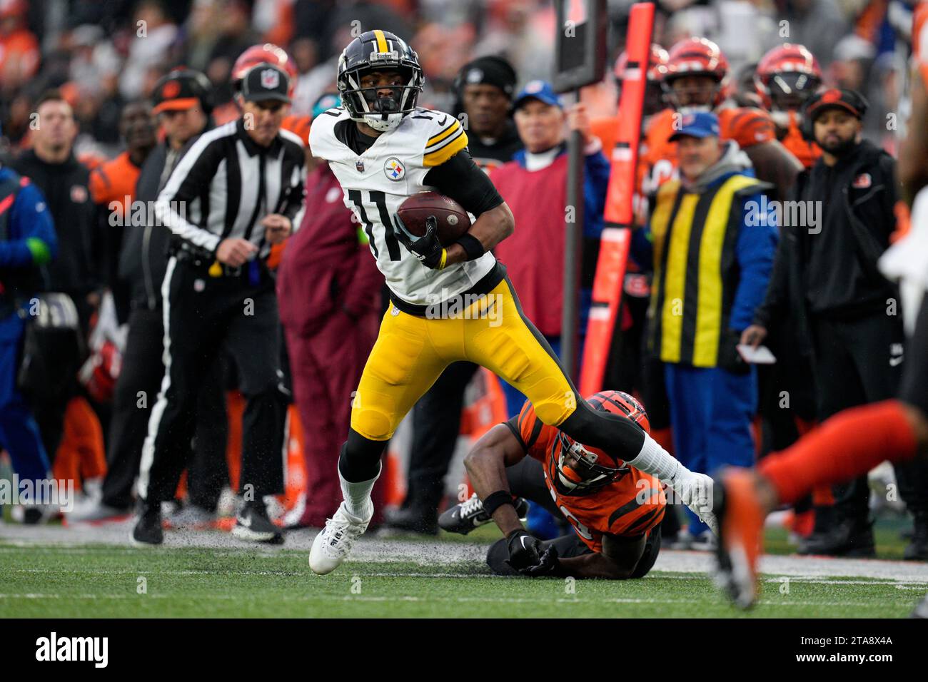 Pittsburgh Steelers wide receiver Allen Robinson II (11) makes a catch ...