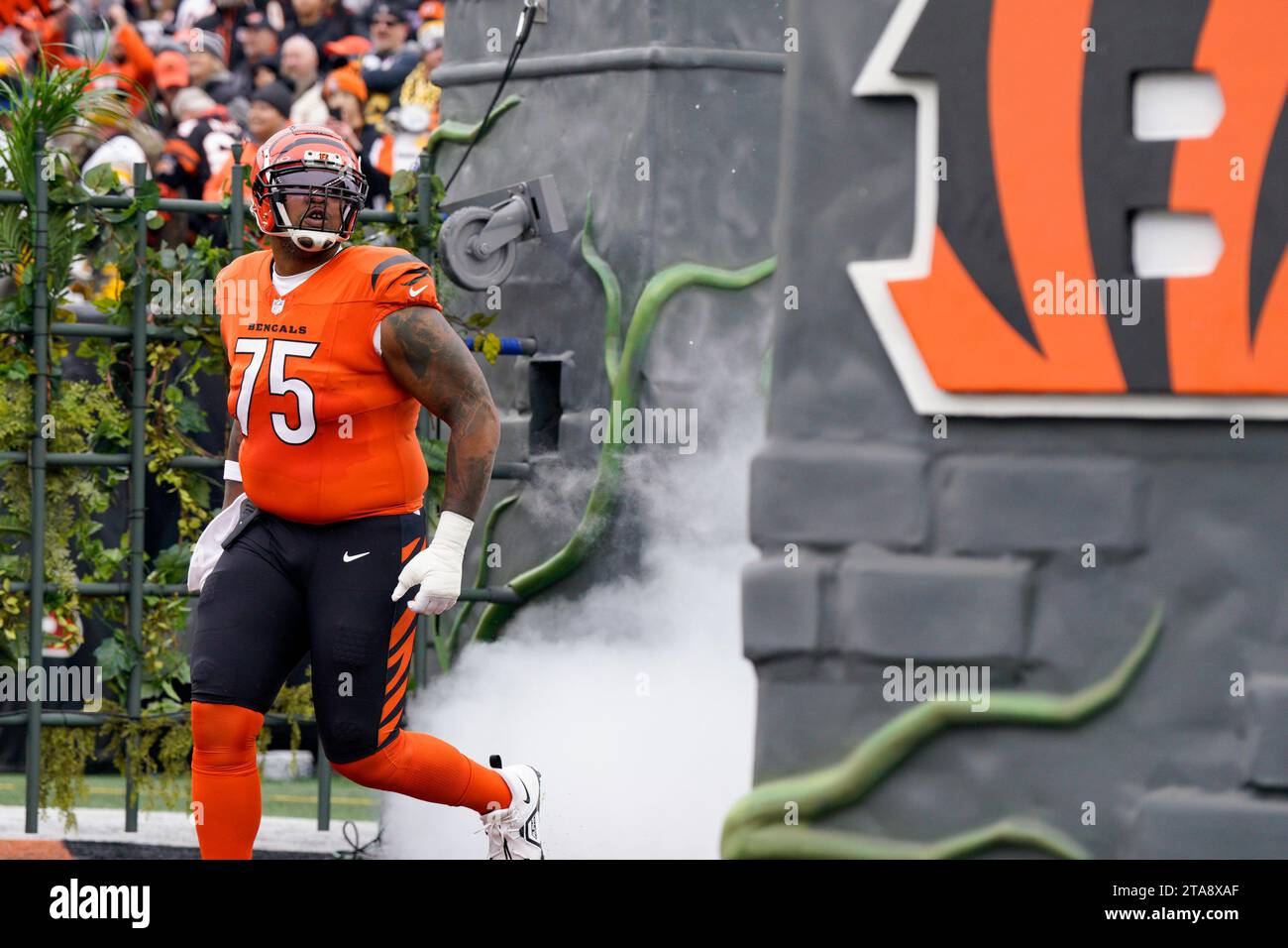 Cincinnati Bengals offensive tackle Orlando Brown Jr. (75) runs onto ...
