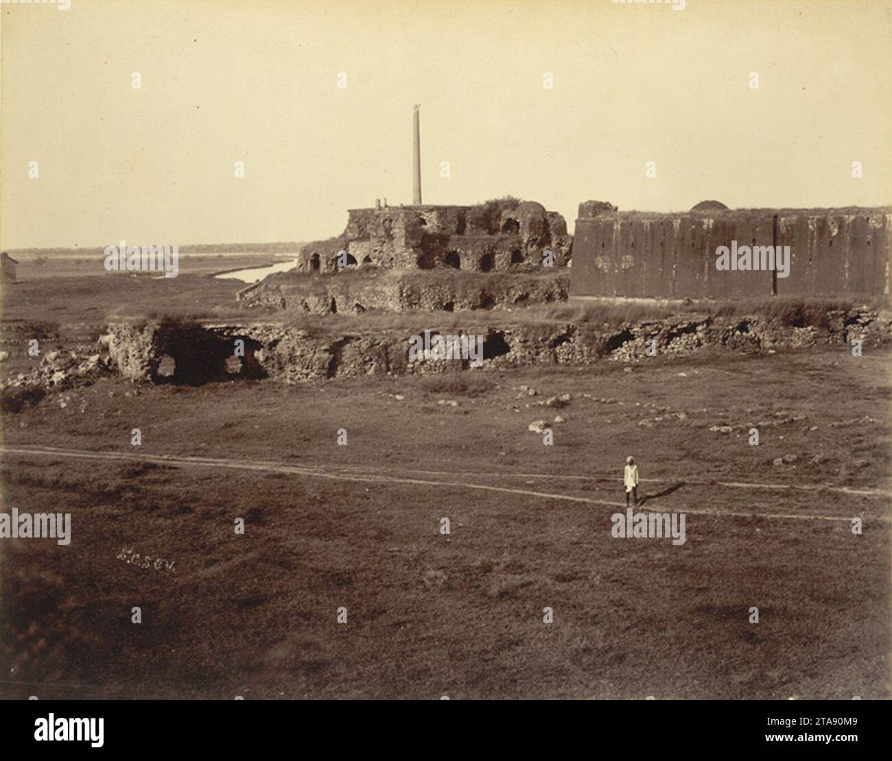 View of the Lat (column) and Kotila (citadel) of Ferozabad Stock Photo ...