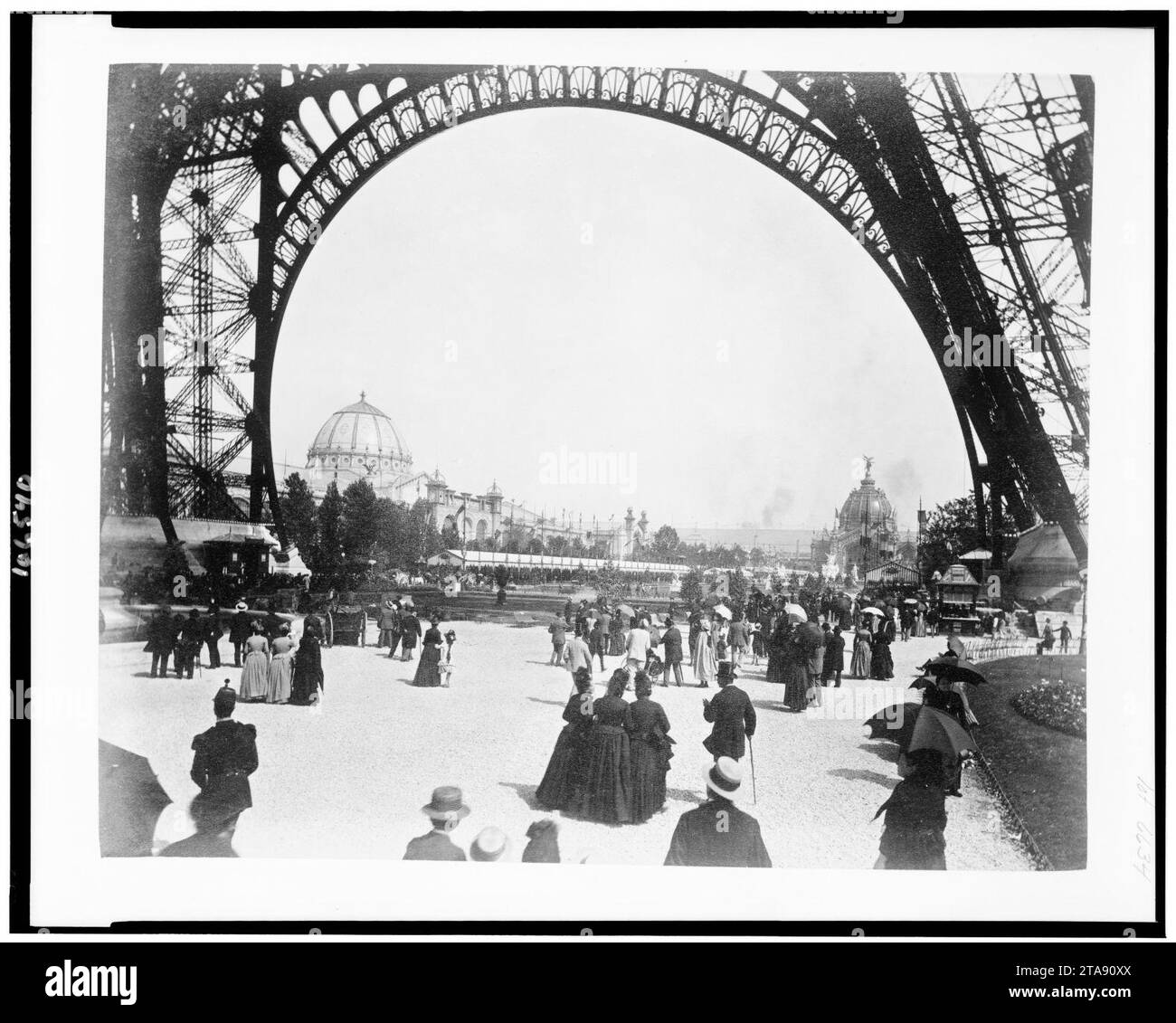 View of the Palace of Fine Arts on left, and the Central Dome on right ...