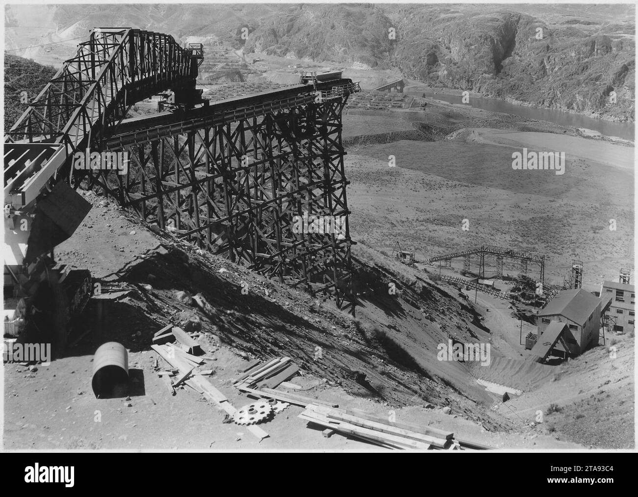 View showing arrangement for handling raw aggregate between pit and ...